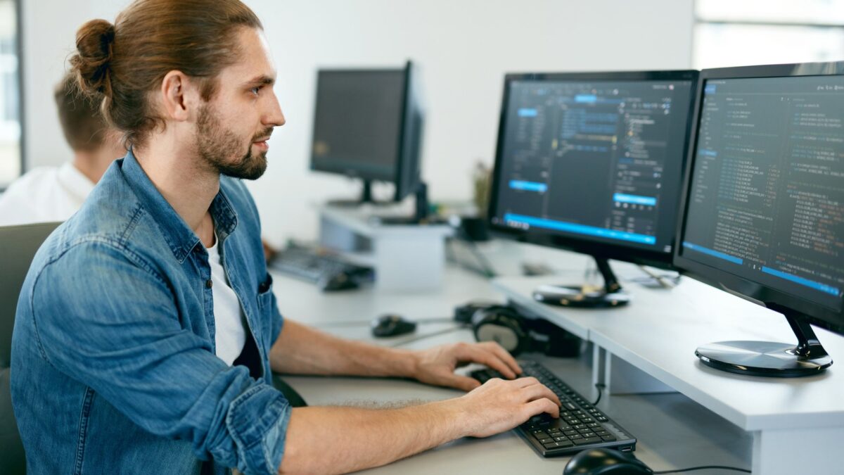 Full Stack Developer per i sistemi per la Supply Chain: chi è e cosa fa?